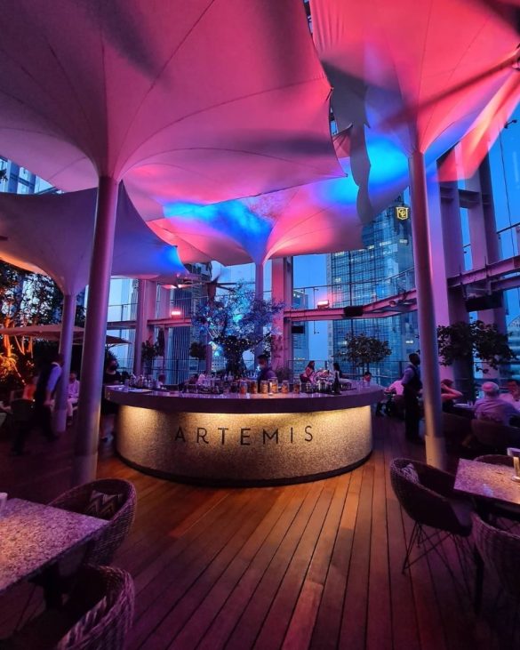 14 rooftop bars in Singapore for a fancy & scenic date night
