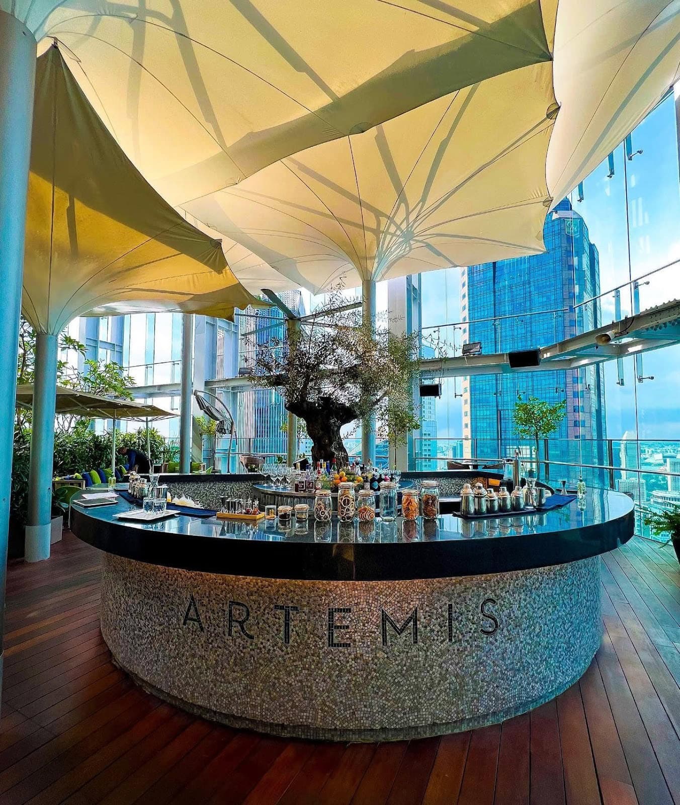 33 rooftop bars in Singapore for a fancy & scenic date night
