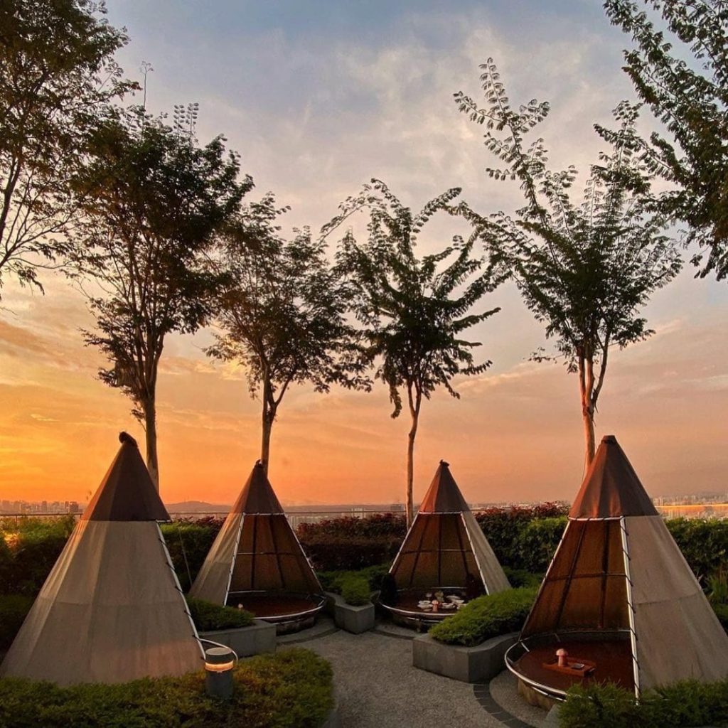 22 rooftop bars in Singapore for a fancy & scenic date night