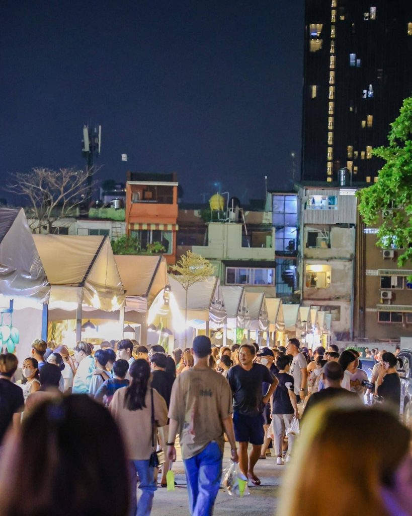 Jodd Fairs DanNeramit is a huge new night market next to a fairytale castle