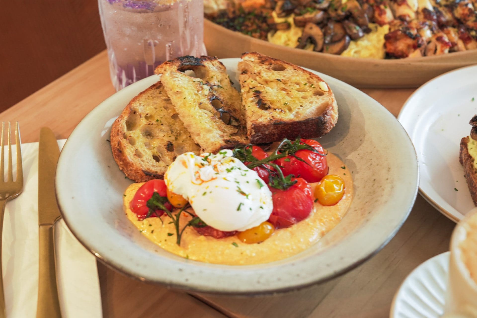 Éla is a Muslim-owned restaurant with affordable Greek dishes