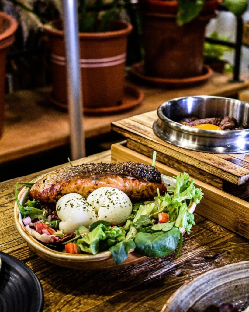 Craft, sip, and dine at Clayful Cafe alongside free-flow alcohol