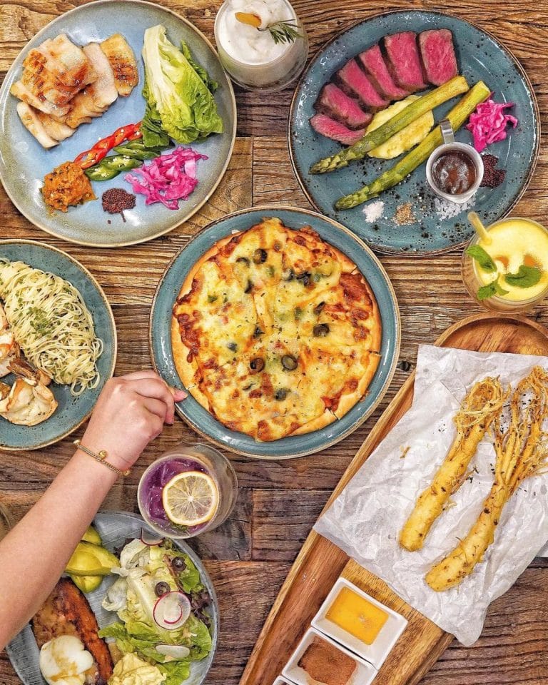 Craft, sip, and dine at Clayful Cafe alongside free-flow alcohol